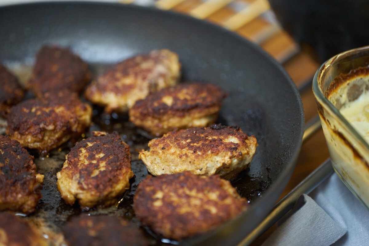 Frikadeller - Opskrift på gammeldags frikadeller med havregryn