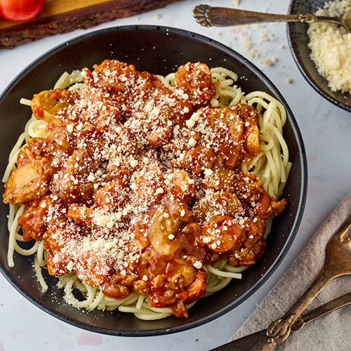 Spaghetti med kødsovs - Nem opskrift på pasta kødsovs med pølser