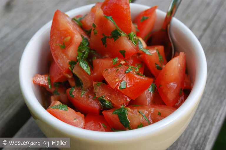 Tomatsalsa med løvstikke og persille - Opskrift på lækkert tilbehør