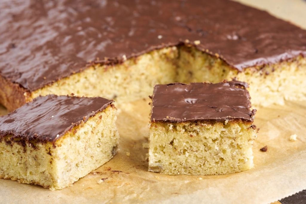 Banankage i bradepande - Svampet kage med chokolade