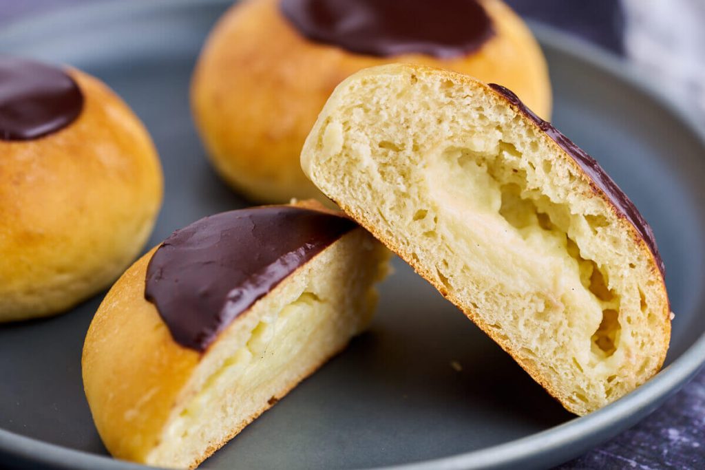 Gammeldags fastelavnsboller med creme - Opskrift på fastelavnsboller