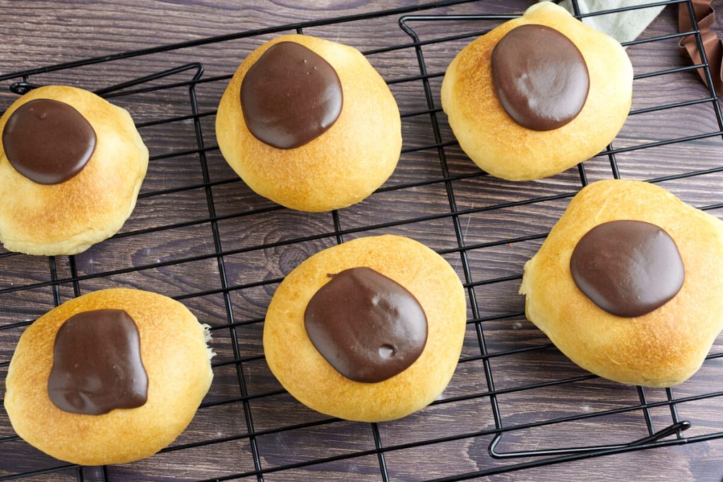 Gammeldags fastelavnsboller med creme - Opskrift på fastelavnsboller