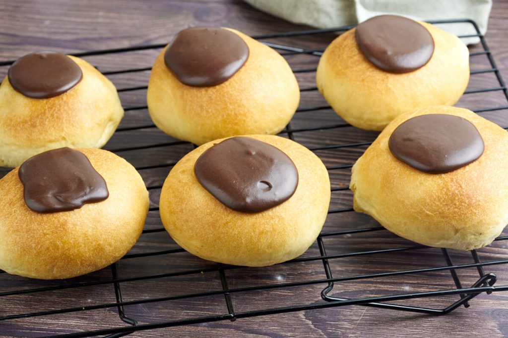 Gammeldags fastelavnsboller med creme - Opskrift på fastelavnsboller