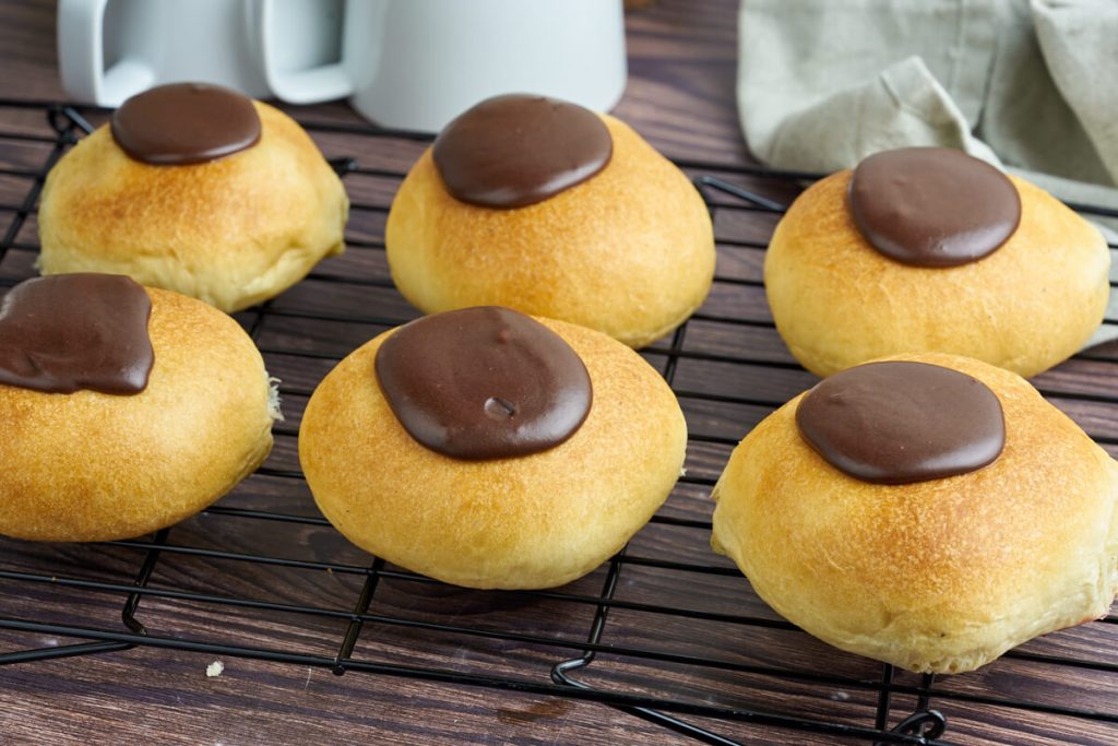 Gammeldags fastelavnsboller med creme - Opskrift på fastelavnsboller