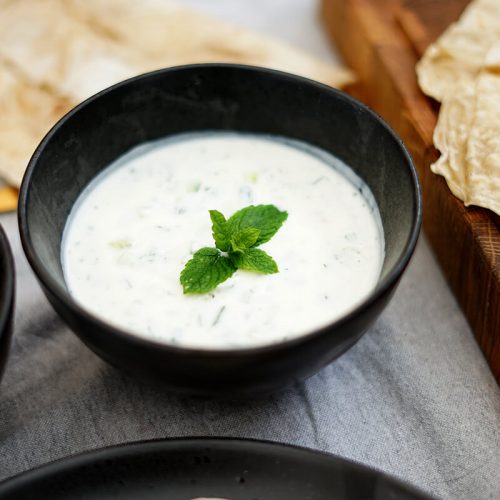 Raita - Opskrift på indisk youghurt dressing med mynte og agurk
