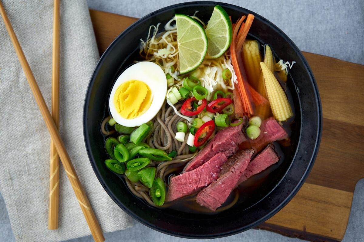 Beef ramen - Japansk nudelsuppe med oksekød og grøntsager