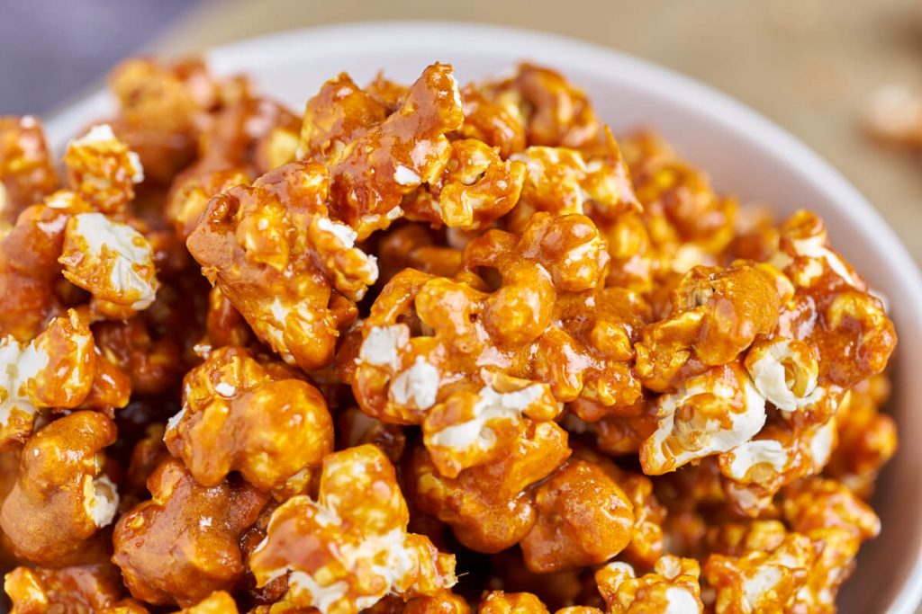 Karamel popcorn - Opskrift på lækre sprøde popcorn med karamel