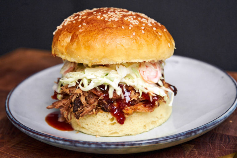 Pulled pork burger - Opskrift på burger med pulled pork og tilbehør