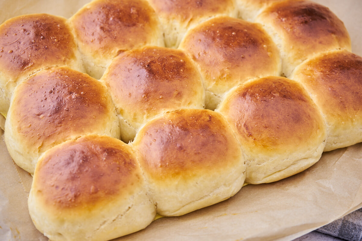 Bløde boller i fad - Opskrift på amerikanske dinner rolls til sliders