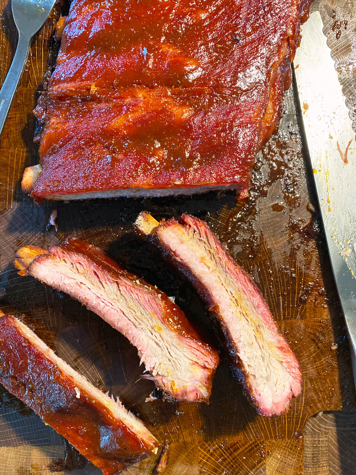 St. Louis cut spareribs på grill - Møre og kødfulde spareribs