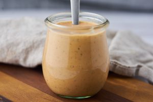 Burgerdressing - Opskrift på nem hjemmelavet dressing til burger