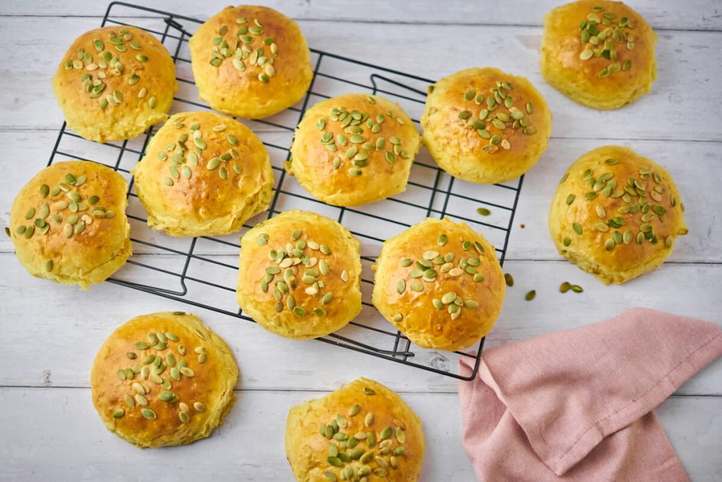 Gulerodsboller - Opskrift på nemme og luftige boller med gulerod