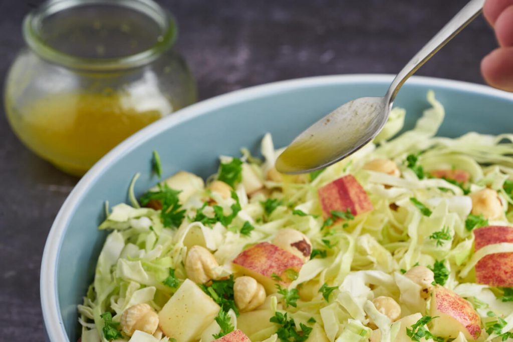 Spidskålssalat med æbler - Opskrift på nem salat med spidskål