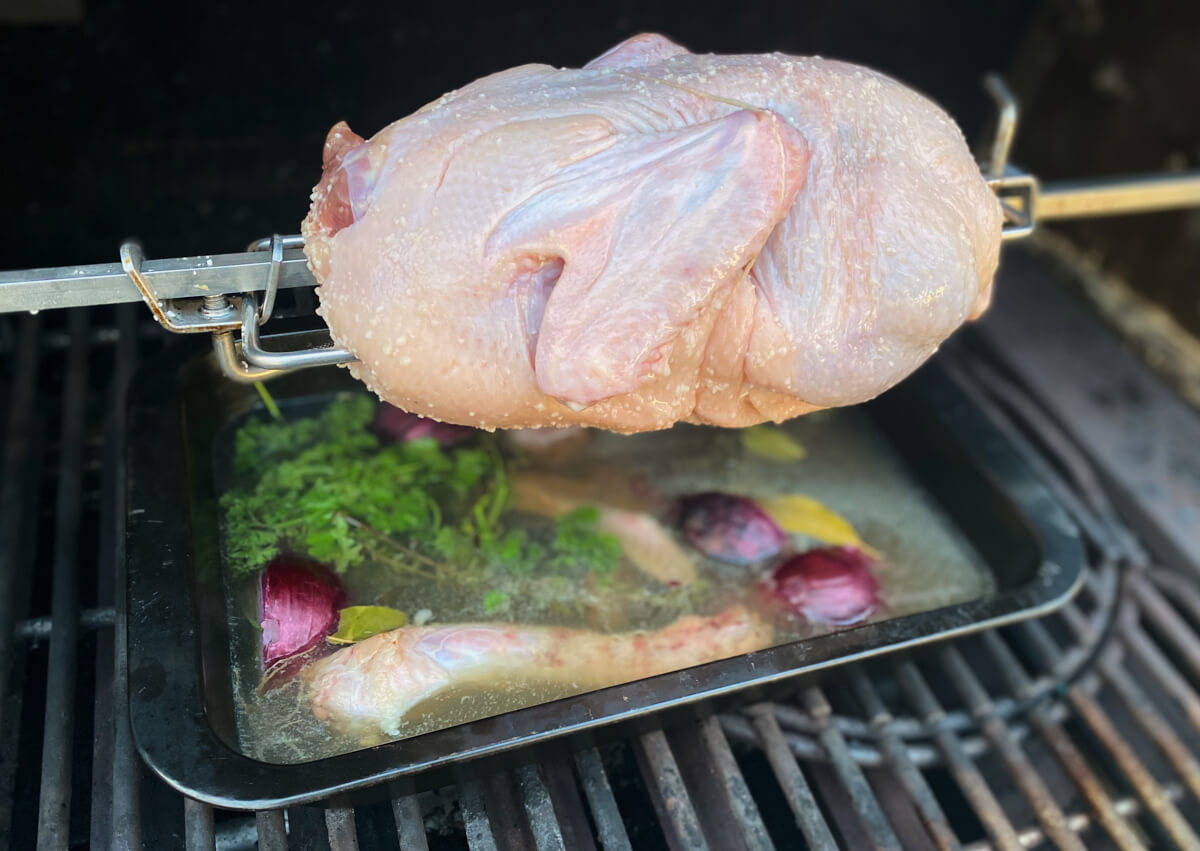 Langtidsstegt and på rotisseri - Opskrift på grillet andesteg