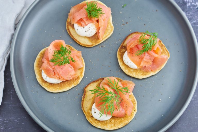 Blinis med laks og rødløg - Nem opskrift på forret med røget laks