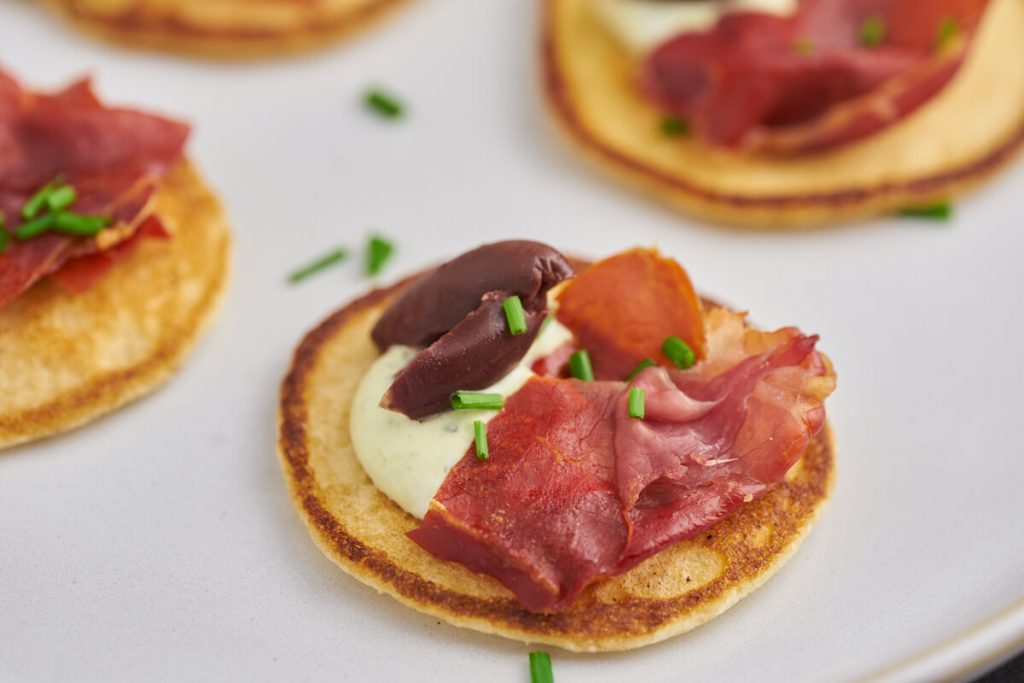 Blinis - Nem opskrift og forslag til blinis fyld og toppings