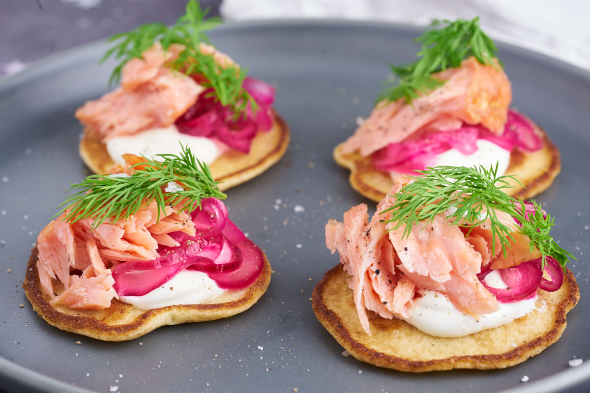 Blinis med varmrøget laks og syltede rødløg - Skøn forret med laks