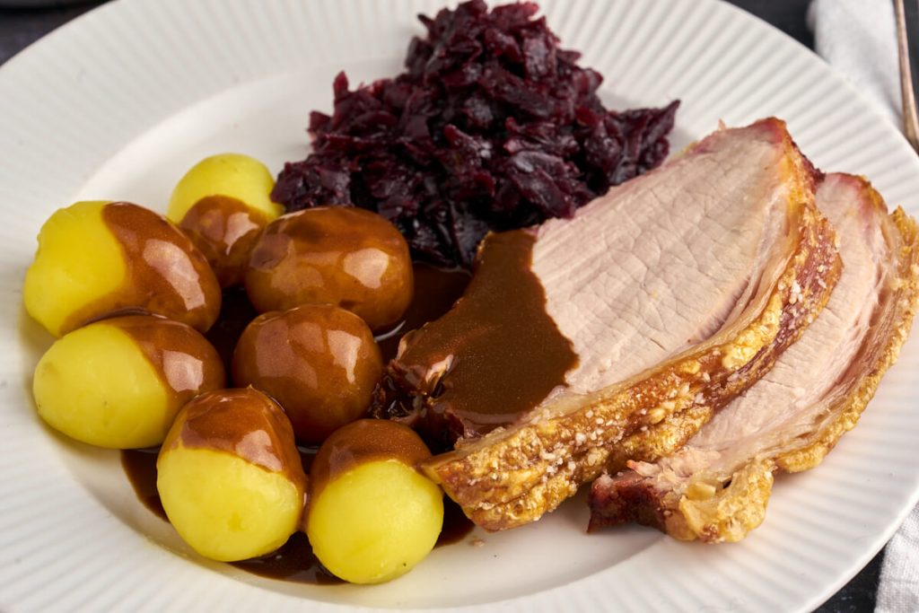 Flæskesteg med det hele - Klassisk dansk med sovs og kartofler