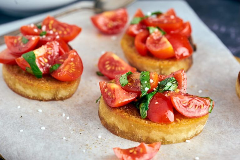 Bruschetta med tomat - Nem opskrift på skøn Italiensk forret
