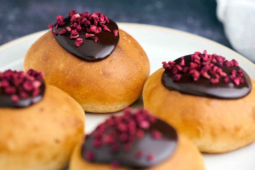 Fastelavnsboller med remonce og chokolade - Nem opskrift