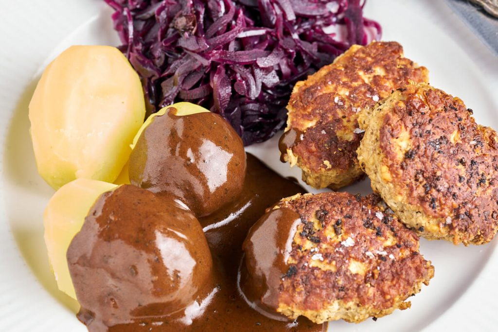 Frikadeller med brun sovs - Opskrift på klassisk dansk mad