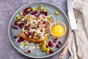 Pariserbøf - Opskrift på klassisk bøf på smørristet brød med topping