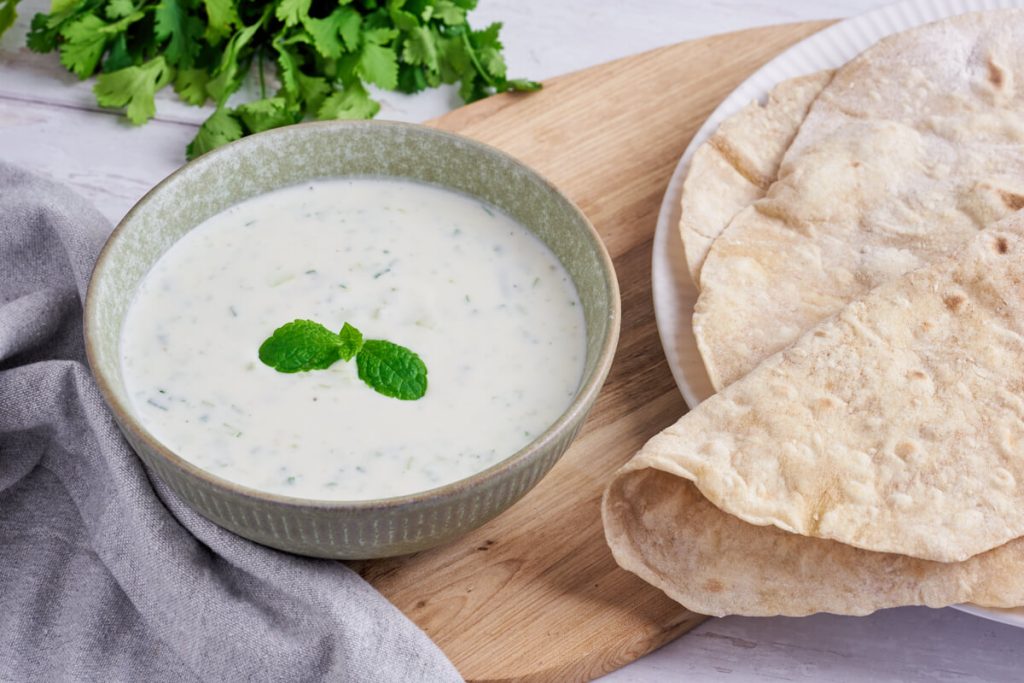 Raita - Opskrift på indisk youghurt dressing med mynte og agurk
