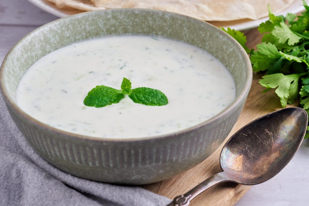 Raita - Opskrift på indisk youghurt dressing med mynte og agurk