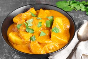 Vegansk curry med kartofler - Opskrift på nem Indisk karryret