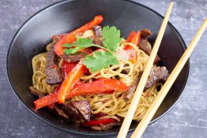 Wok med nudler og oksekød - Opskrift på hurtig wokmad med oksestrimler
