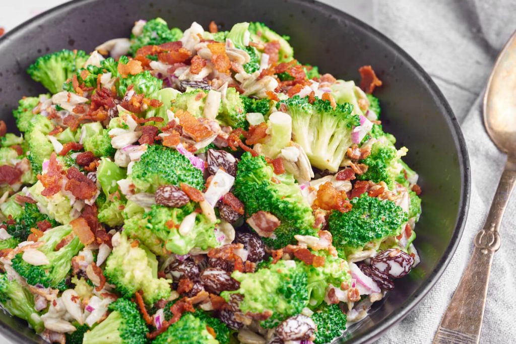 Broccolisalat med bacon - Nem opskrift på salat med broccoli