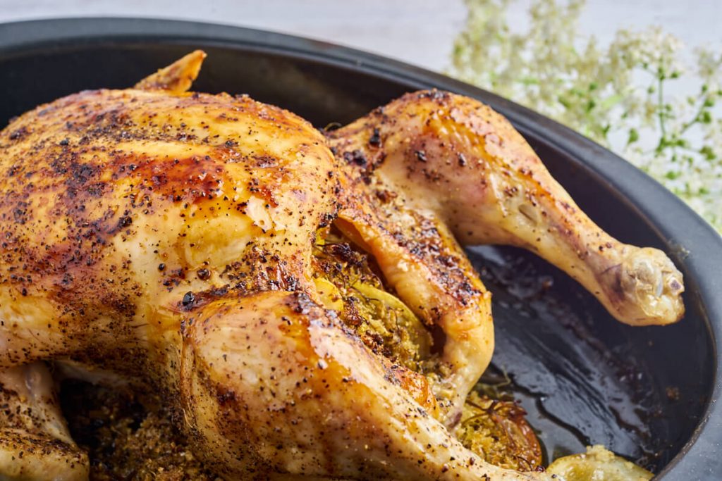 Hyldeblomst-kylling - Opskrift på ovnstegt kylling med hyldeblomstfyld