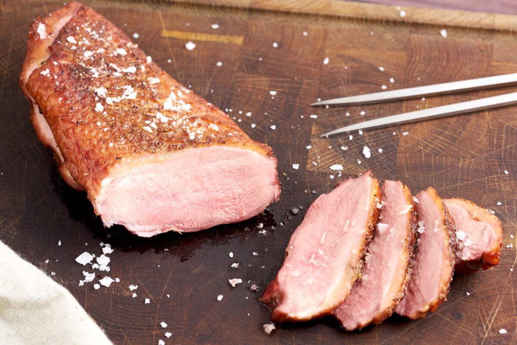 Andebryst på grill - Opskrift på grillet andebryst med sprødt skind