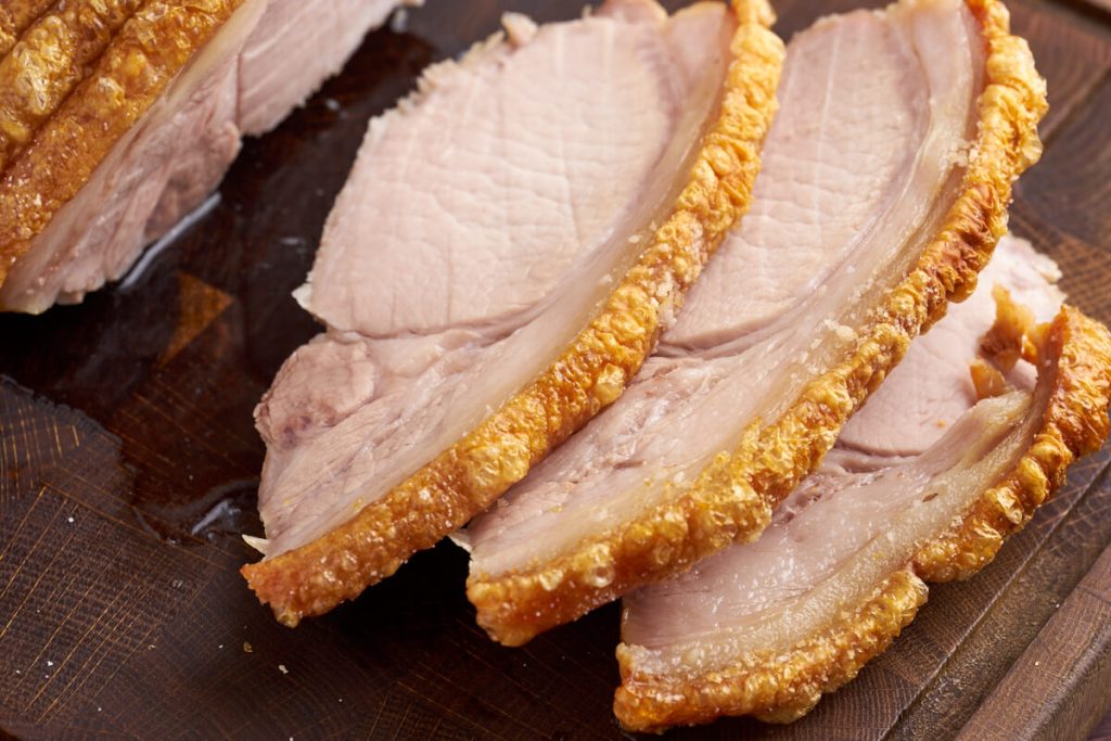 Langtidsstegt flæskesteg i ovn - Nem opskrift med sprøde svær