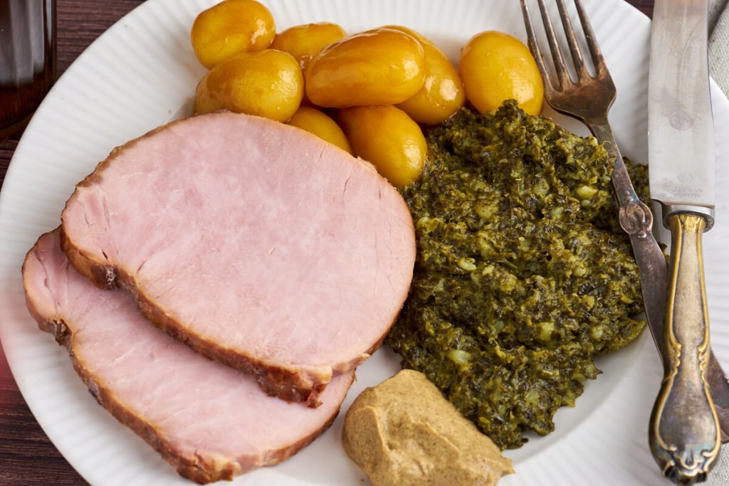 Hamburgerryg med grønlangkål - Nem opskrift på rigtig hyggemad