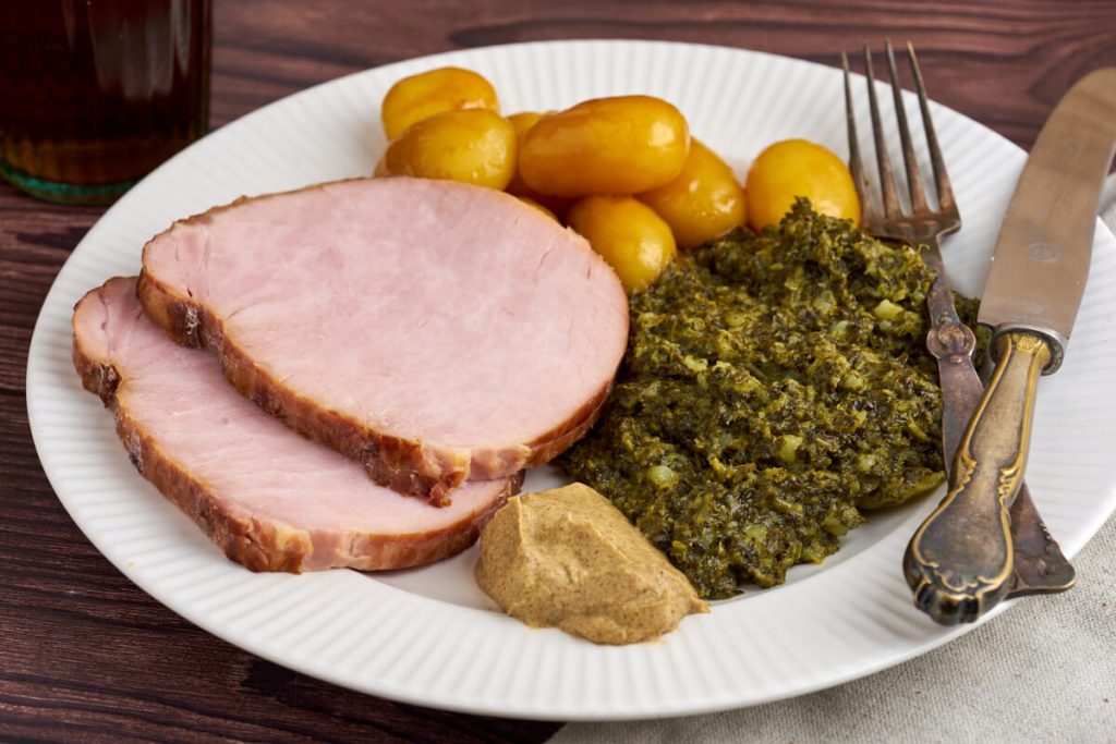 Hamburgerryg med grønlangkål - Nem opskrift på rigtig hyggemad