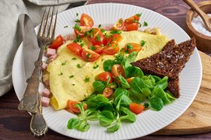 Omelet med skinke og ost - Opskrift på nem frokost eller hurtig aftensmad