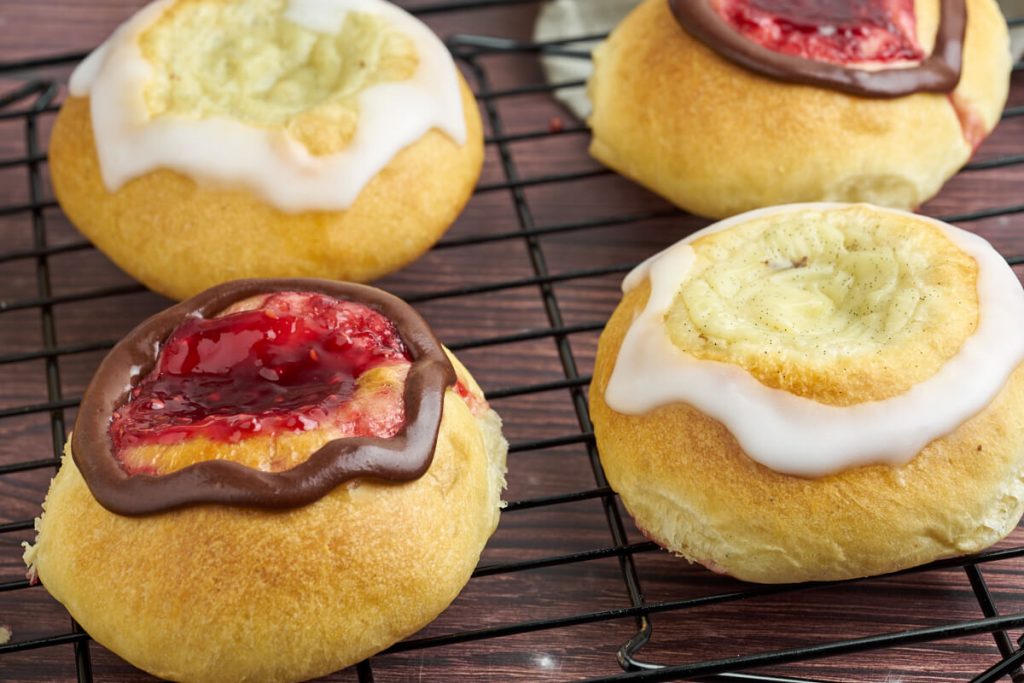 Åbne fastelavnsboller - Opskrift på fastelavnsboller med creme og syltetøj