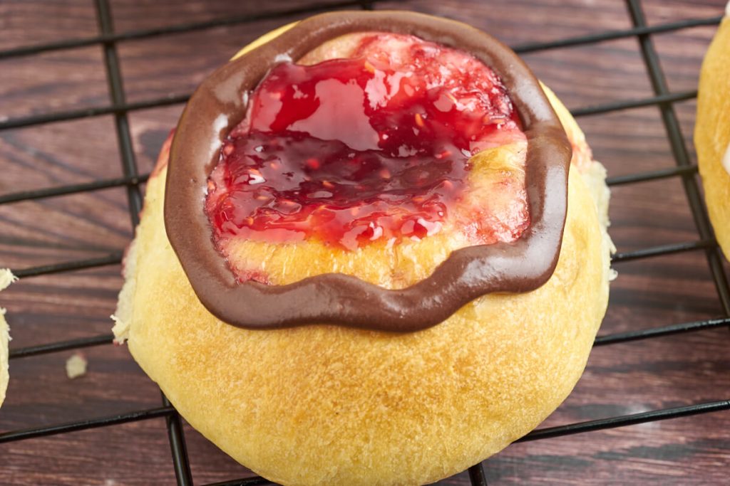 Åbne fastelavnsboller - Opskrift på fastelavnsboller med creme og syltetøj