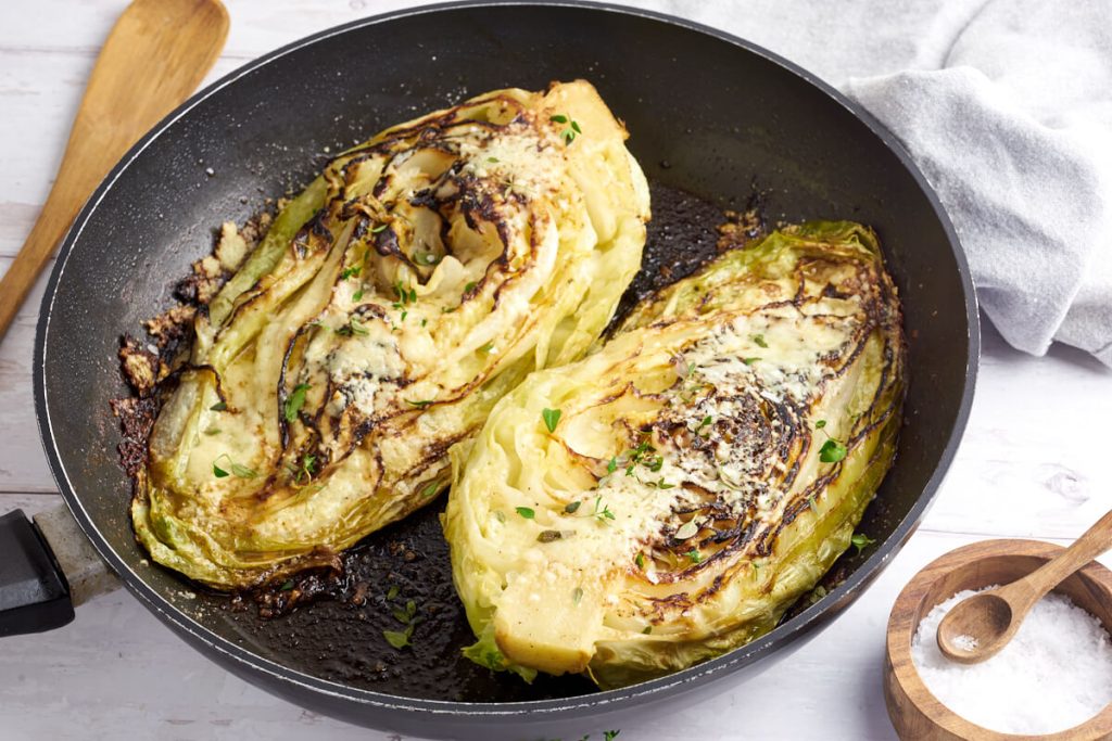 Stegt spidskål - Nem opskrift på spidskål på panden med parmesan