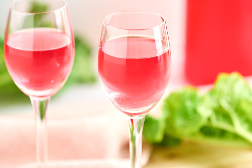 Rabarbersnaps - Nem opskrift på hjemmelavet snaps på vodka