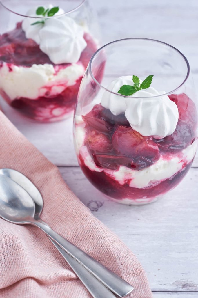 Eton mess med blommer - Opskrift på nem dessert med blommer