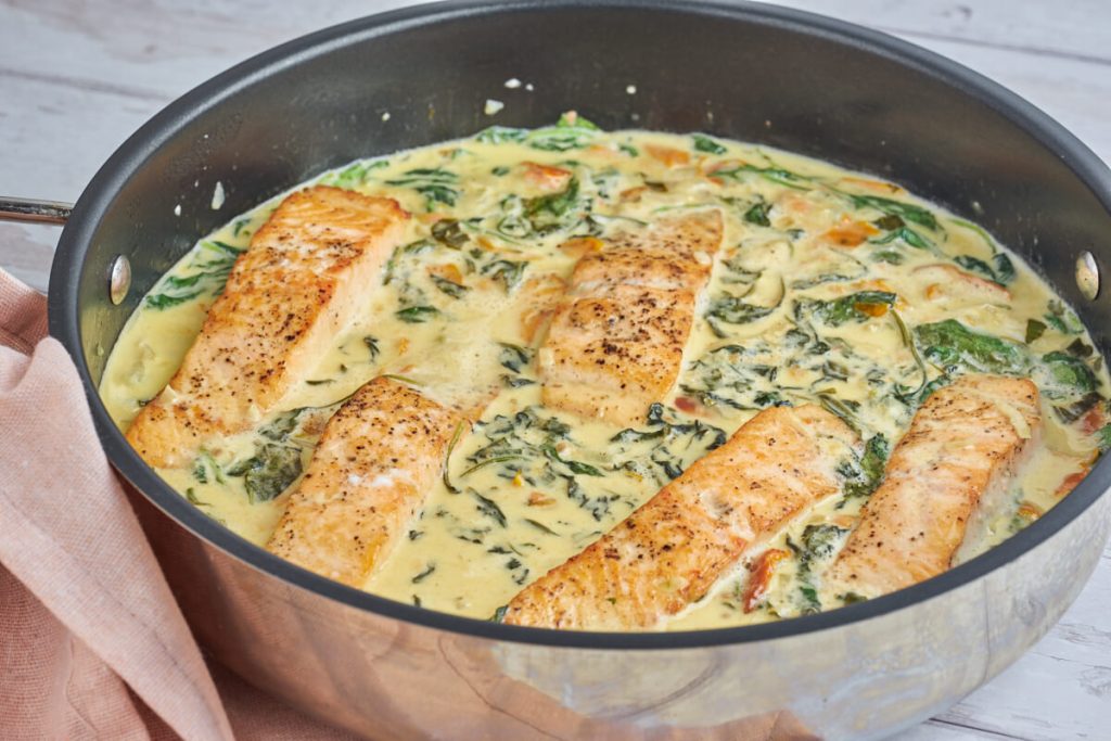 Laks med spinat i flødesovs - Nem opskrift på aftensmad med laks