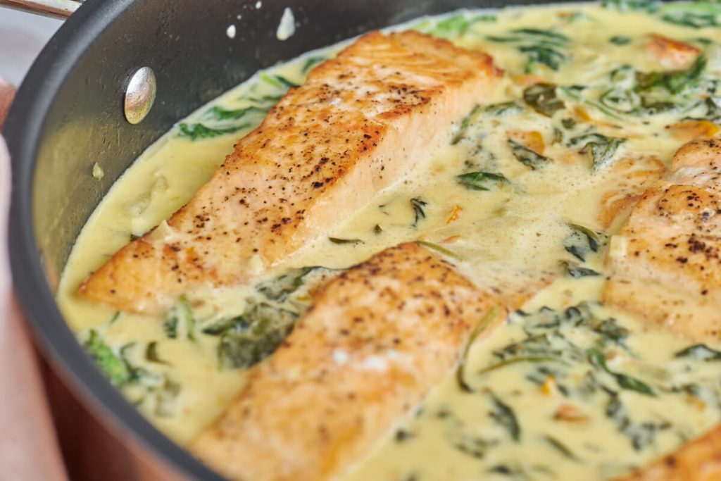 Laks med spinat i flødesovs - Nem opskrift på aftensmad med laks