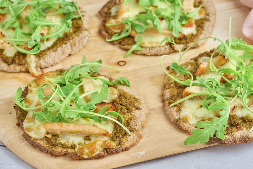 Pita pizza med kylling og pesto - Nem opskrift på pizza på pitabrød