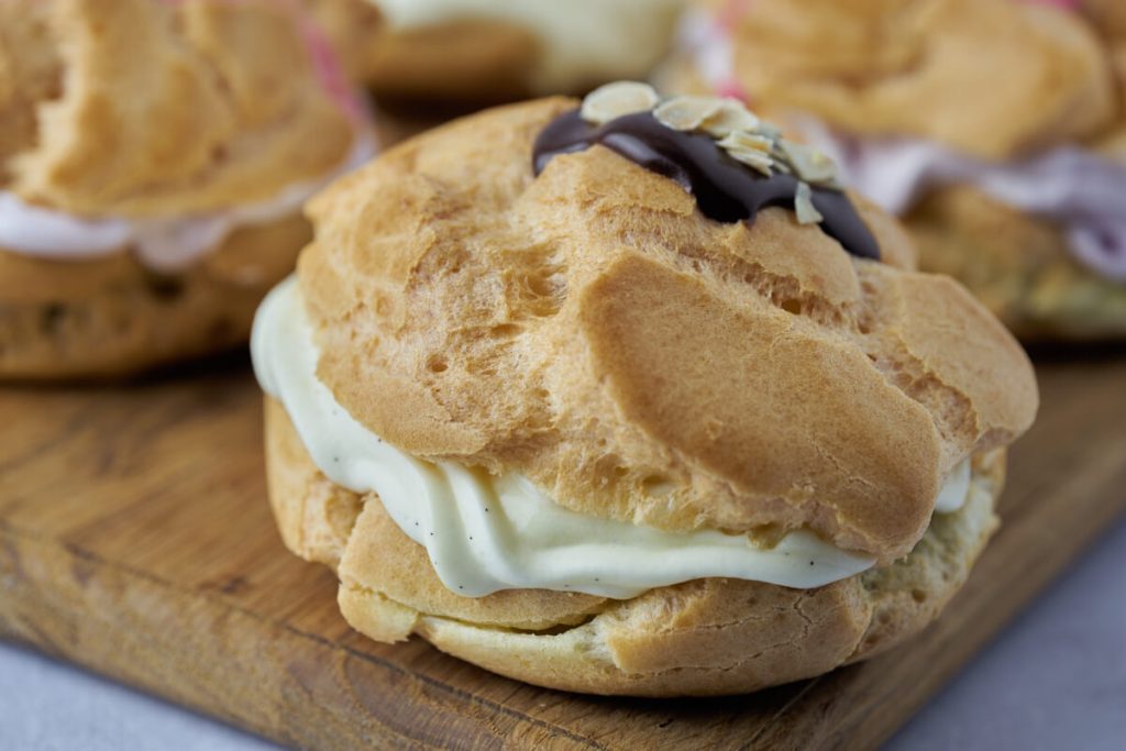 Fastelavnsboller med creme og solbærskum - Opskrift til fastelavn
