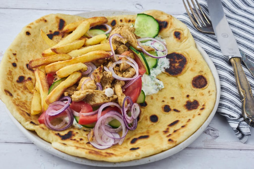 Græsk gyros med kylling - Nem opskrift på klassisk kyllingegyros
