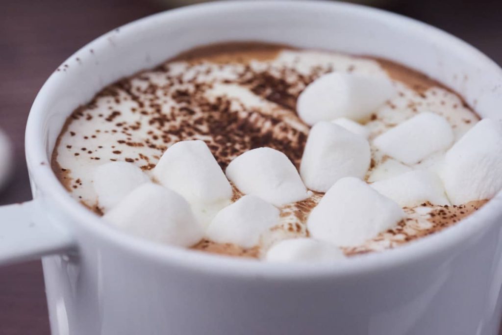 Varm kakao - Hjemmelavet kakao med flødeskum og skumfiduser