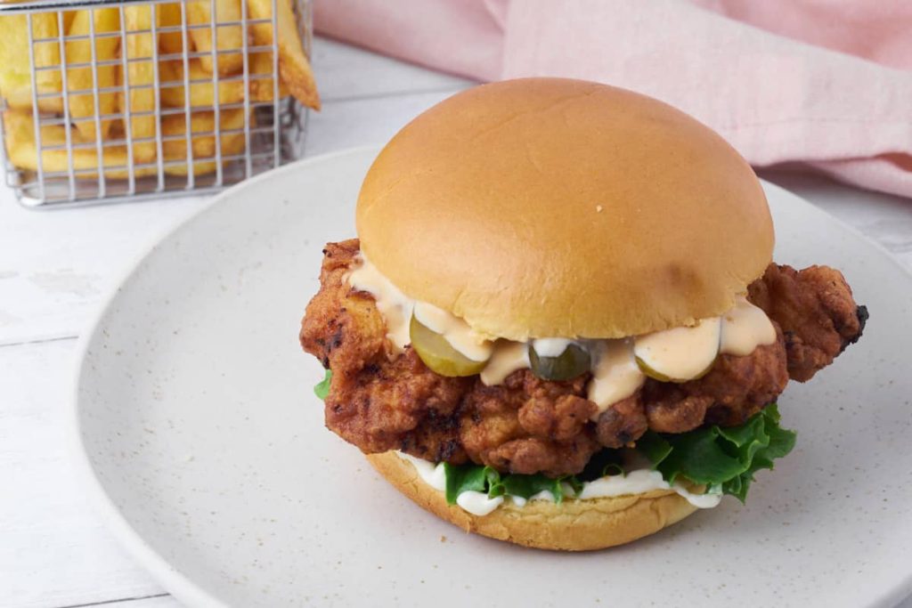 Crispy chicken burger - Opskrift på burger med sprød kylling