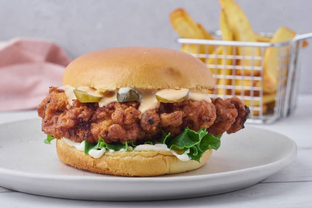 Crispy chicken burger - Opskrift på burger med sprød kylling